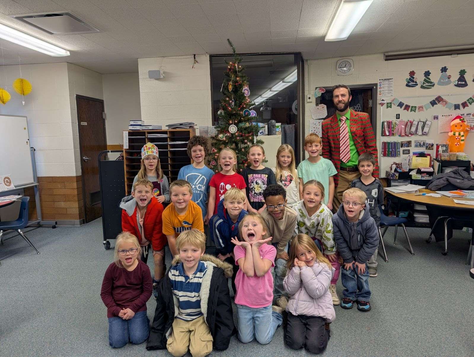 ENOCH ELEMENTARY STUDENTS DECK THE HALLS AT ZIONS BANK - Iron County Today